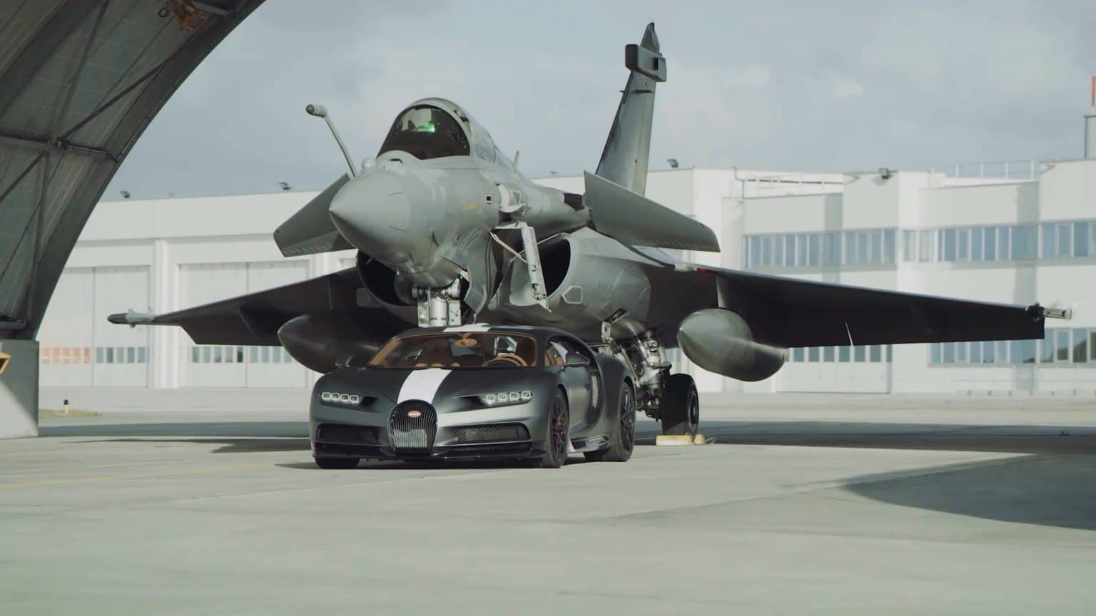 That Time a Bugatti Chiron Raced a Rafale Fighter Jet - World War Wings