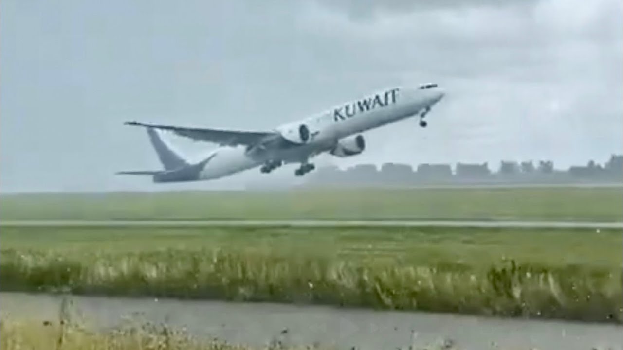 Pilot Stalls Over The Runway - World War Wings