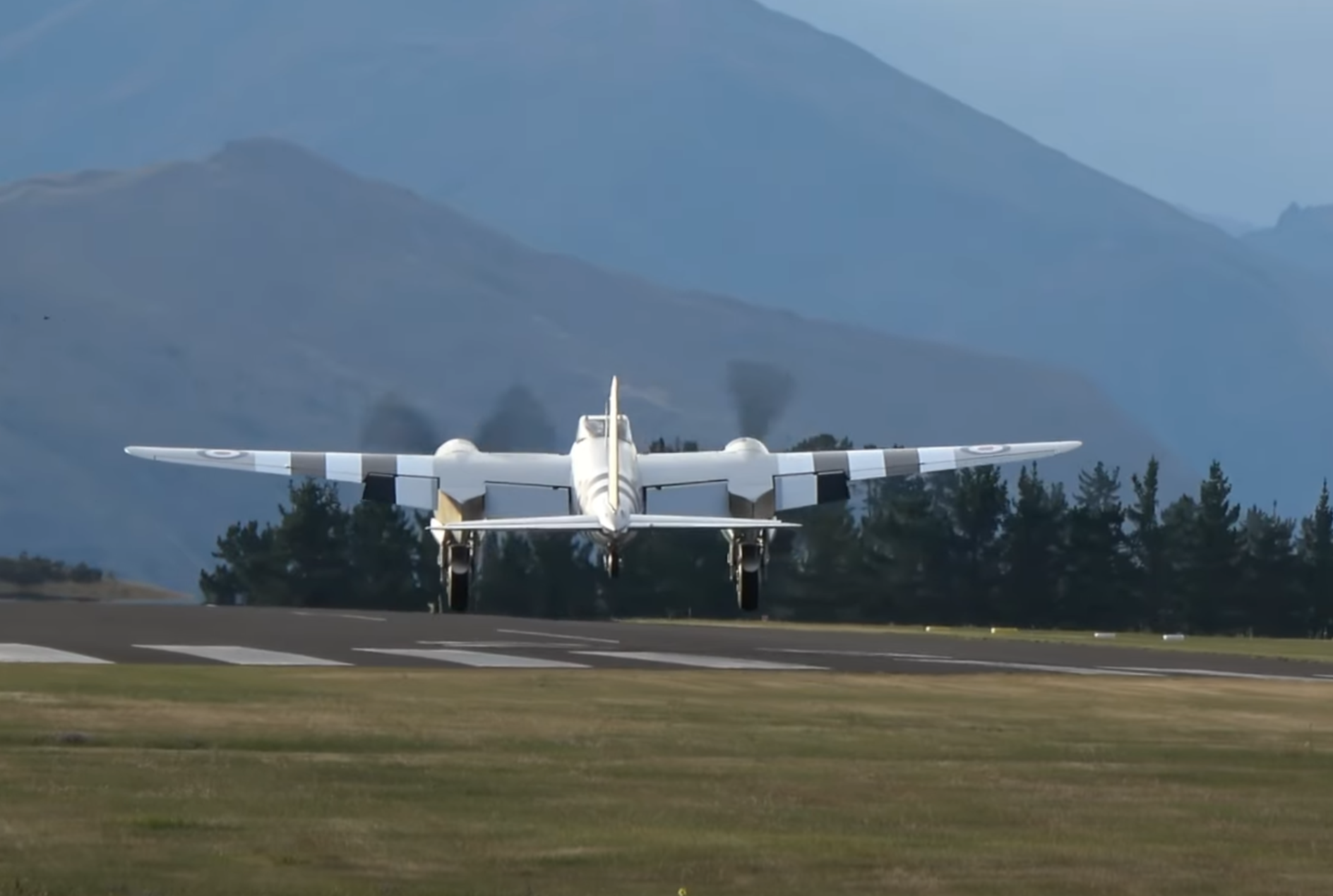 Watch: WW2 Mosquito in Action with Twin Merlin Engines Roaring at Full ...