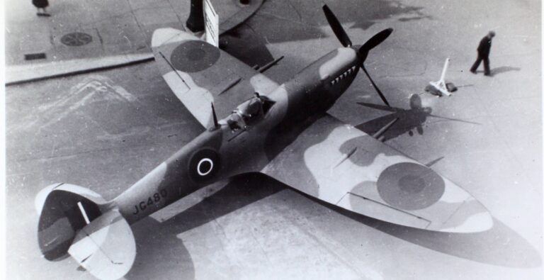 Why The Spitfire Had Curved Wings - World War Wings