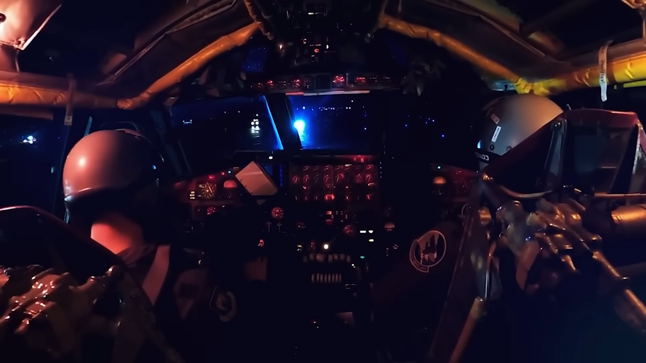 How B-2 Spirit Pilots Get Food On 30-Hour Missions - World War Wings