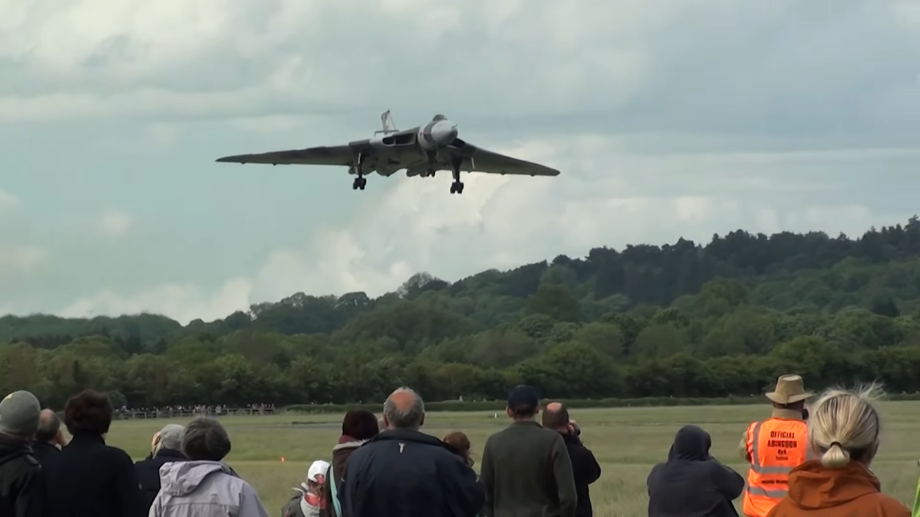 Avro Vulcan Sets Off Car Alarms After Super Low Fly By - World War Wings