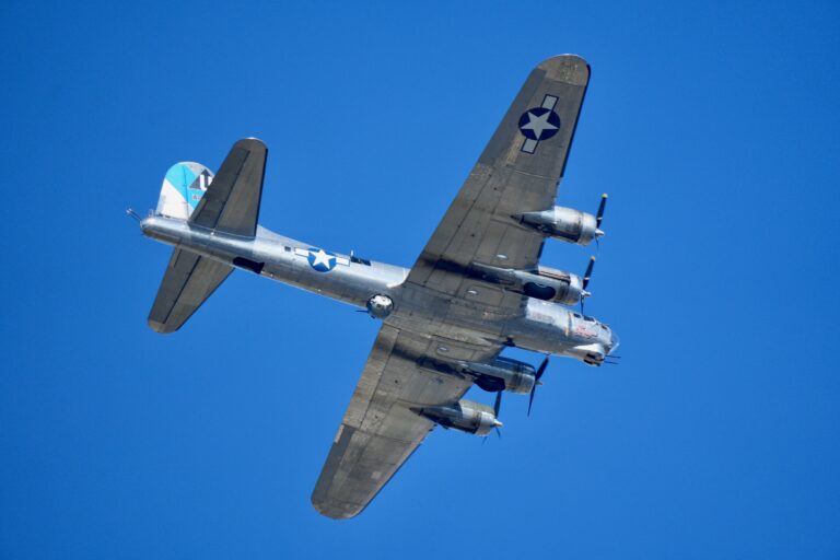 How Two B-17s Somehow Piggybacked After a Mid-Air Collision in WWII ...