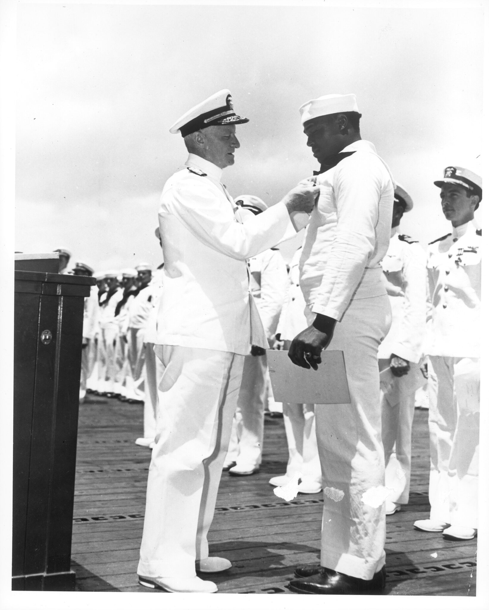 No Training, No Rank — How a Navy Cook Took an Anti-Aircraft Gun and ...