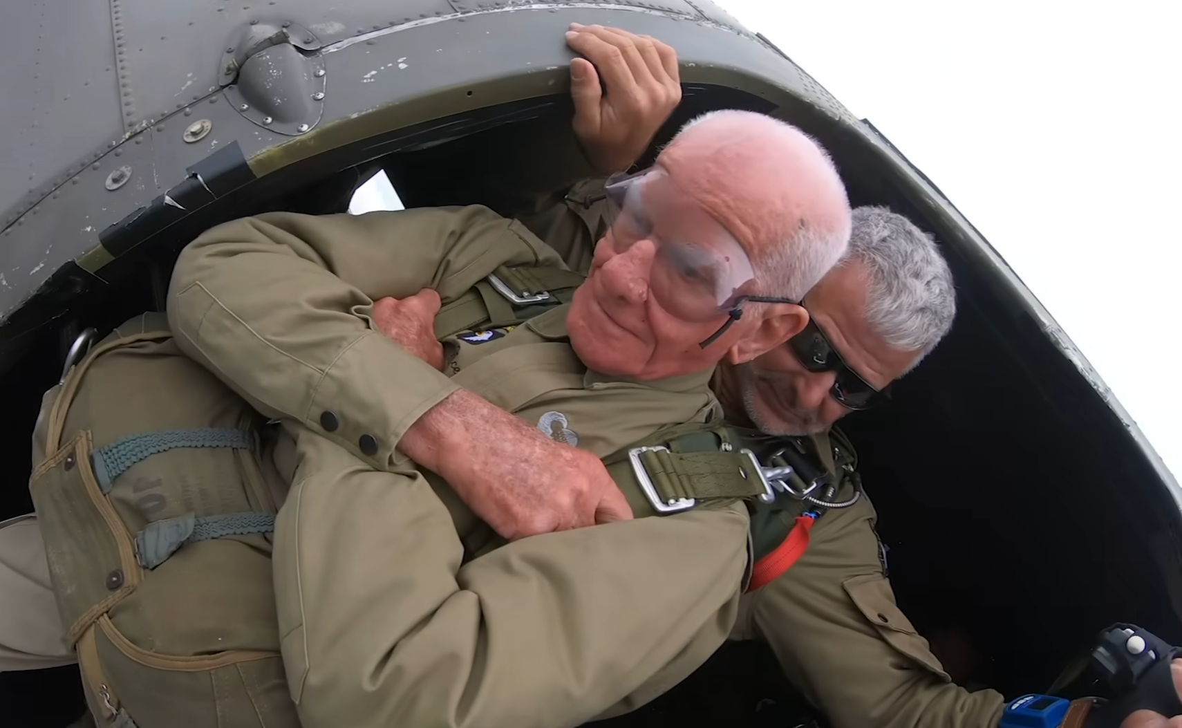 Watch 97-Year-Old WWII Hero Jumps From Plane Again Over Omaha Beach on ...